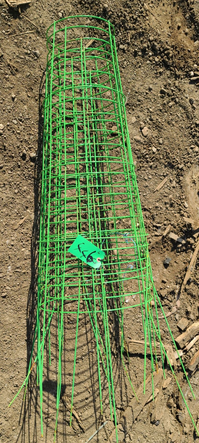SEVEN TOMATO SNAKE WIRE CAGES