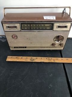 Singer AM/FM transitor radio