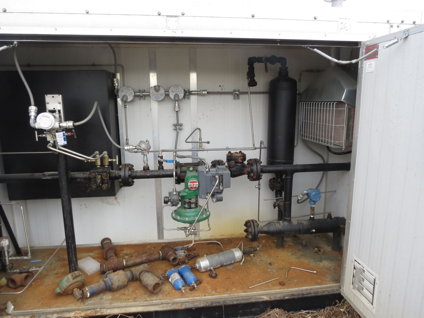 Oilfield shack loaded inside, comes with catalystic heater and tank.