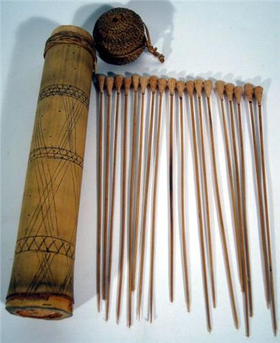 A COLLECTION OF 18 BLOW PIPE DARTS AND QUIVER