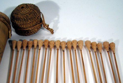 A COLLECTION OF 18 BLOW PIPE DARTS AND QUIVER