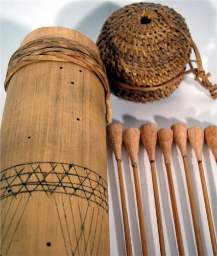 A COLLECTION OF 18 BLOW PIPE DARTS AND QUIVER