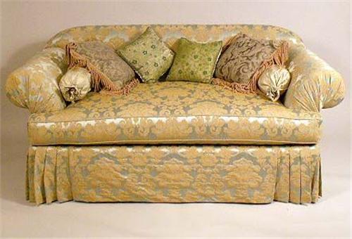 A CONTEMPORARY DAMASK UPHOLSTERED SETTE