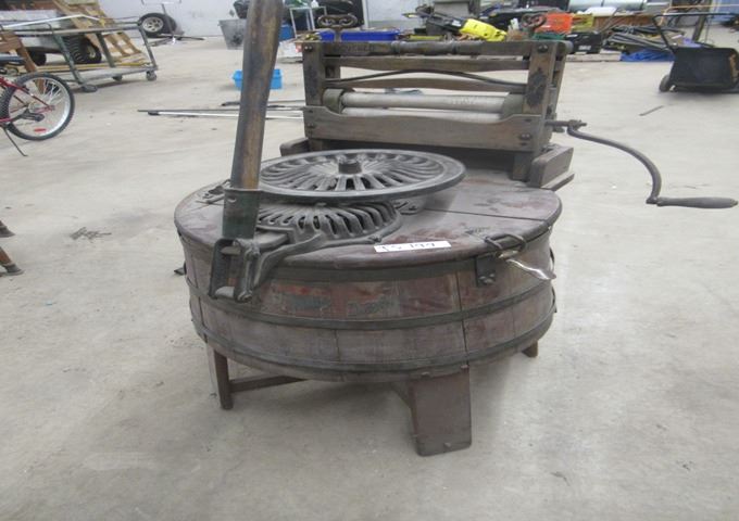 Vintage Barrel Style Crank Washing Machine w Wringer