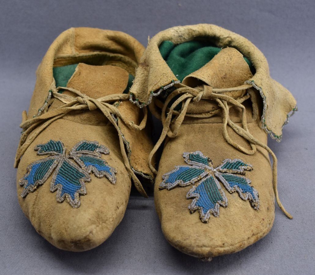 NATIVE AMERICAN CREE MOCCASINS