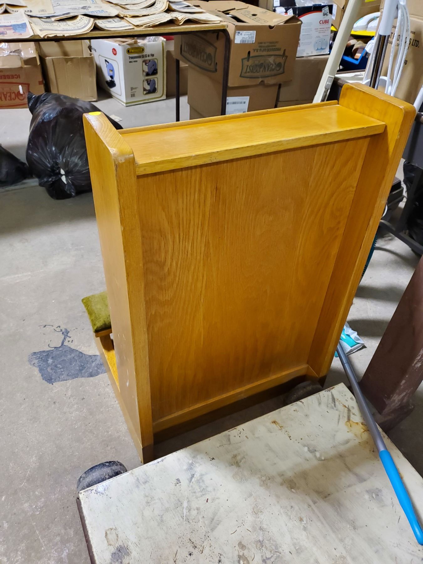 KNEELING PRAYER BOOTH