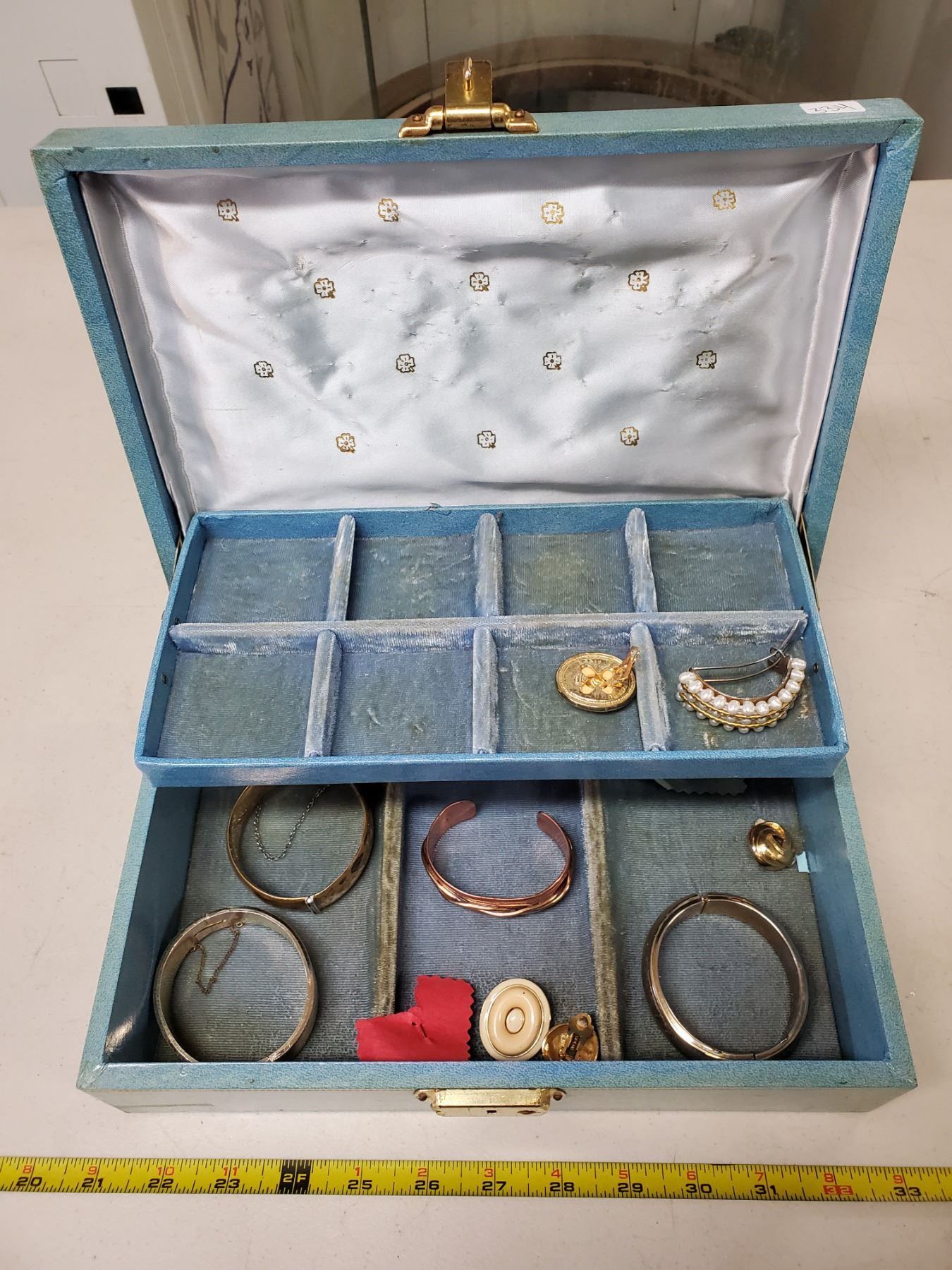 retro jewellery box with jewellery inside - Schmalz Auctions
