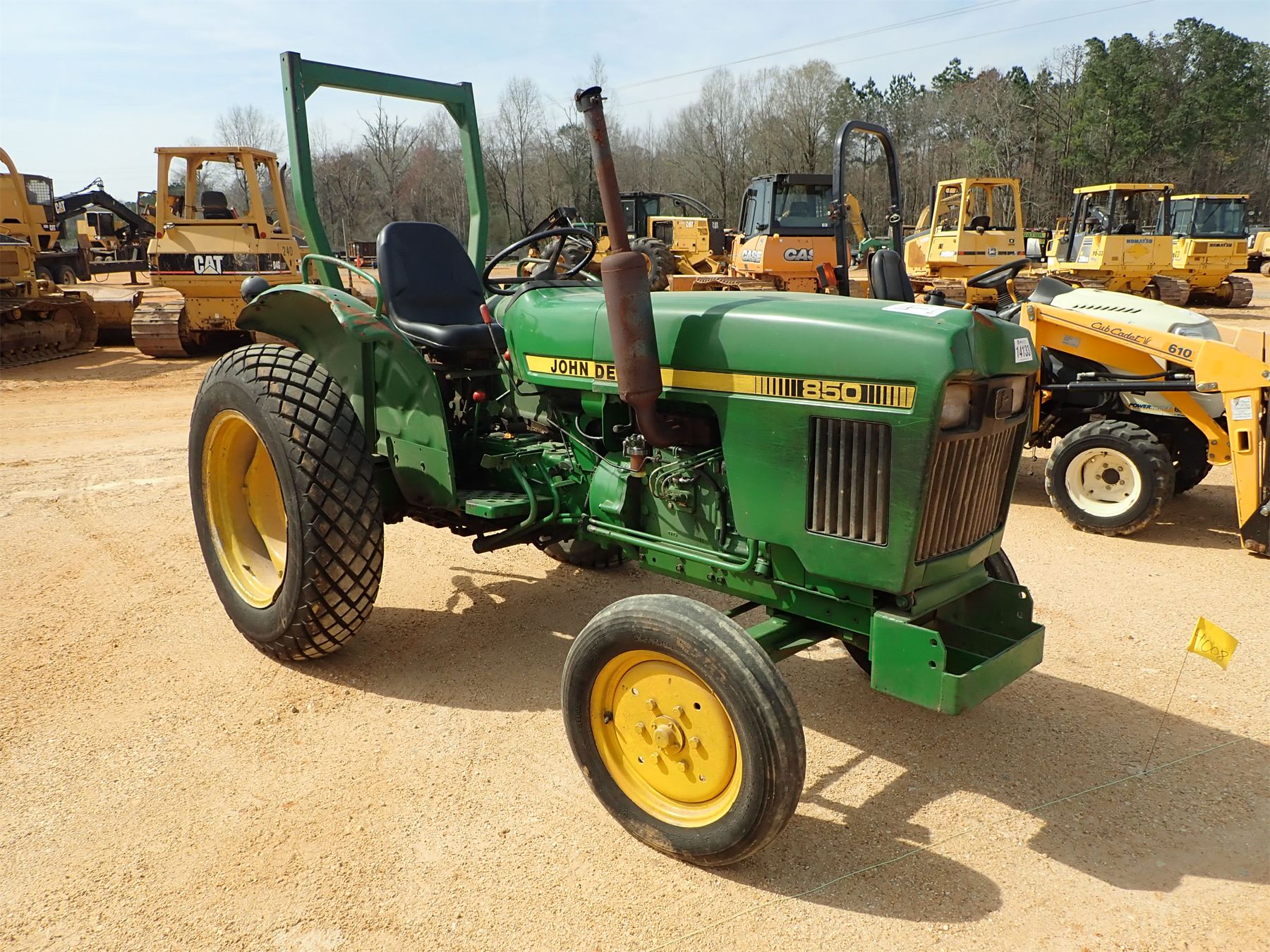 JOHN DEERE 850 Farm Tractor