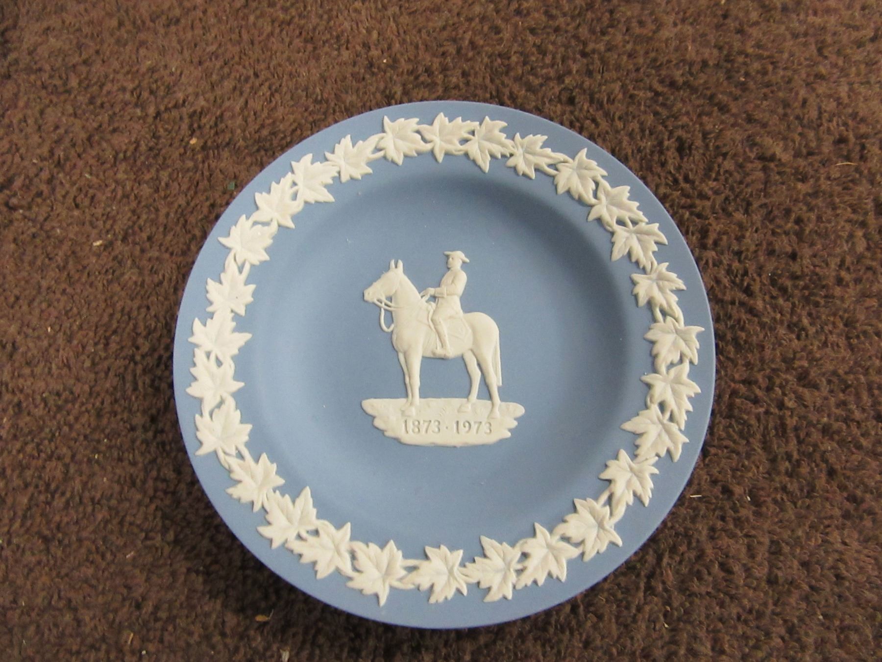 ESTATE/COLLECTIBLE: WEDGEWOOD RCMP PLATE IN ORIGINAL BOX
