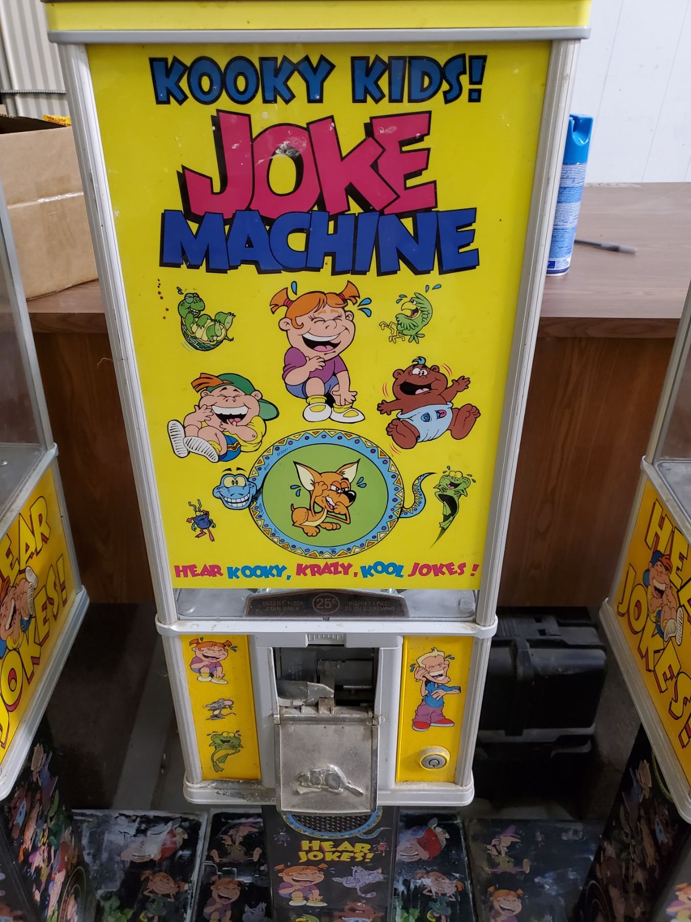 BEAVER GUMBALL MACHINE (HAS KEYS) *MISSING COIN SLOT*