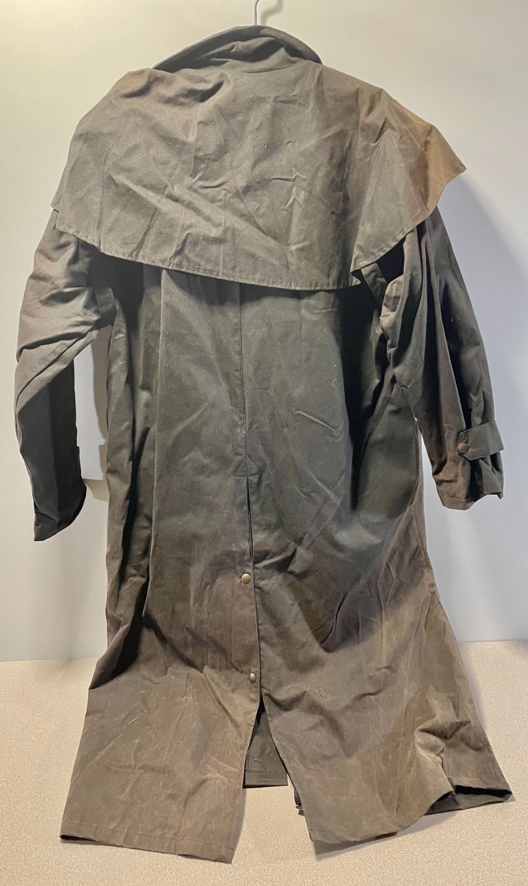 AUSTRALIAN OUTBACK OIL COAT MENS L AS NEW Kidd Family Auctions australian-outback-oil-coat-mens-l-as-new-kidd-family-auctions