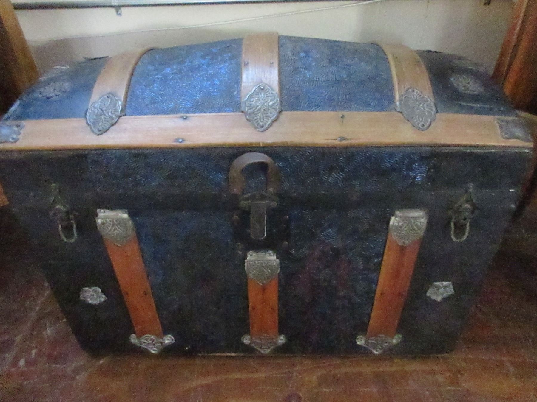 Domed Top Trunk With Tray- 24"H X 30"W X 17"D