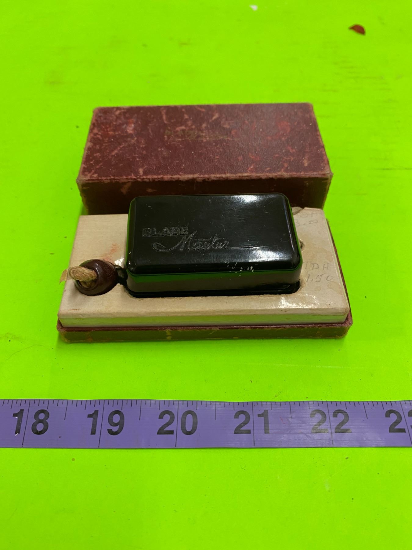 Vintage Razor Blade Sharpener " Blade Master" - Schmalz Auctions