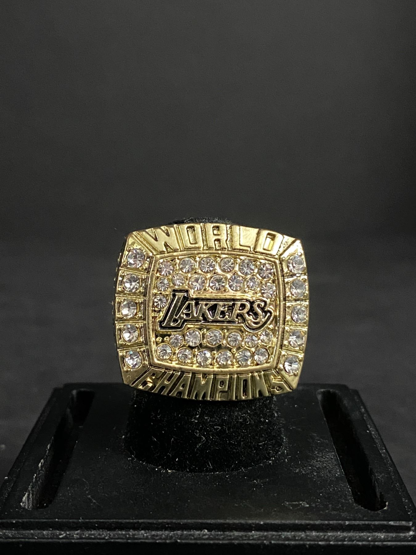 LOS ANGELES LAKERS 2000 "BRYANT" CHAMPIONSHIP REPLICA RING