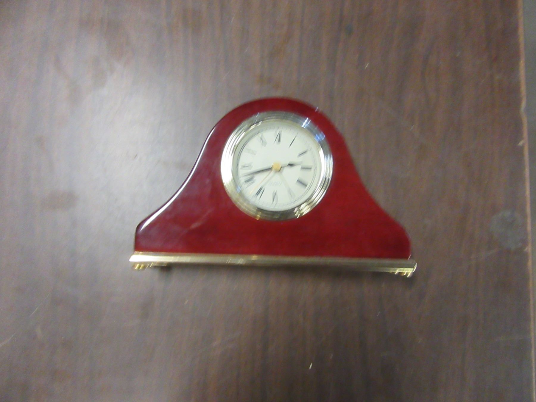 SMALL MANTLE CLOCK (APPROX. 8" L X 5" H)