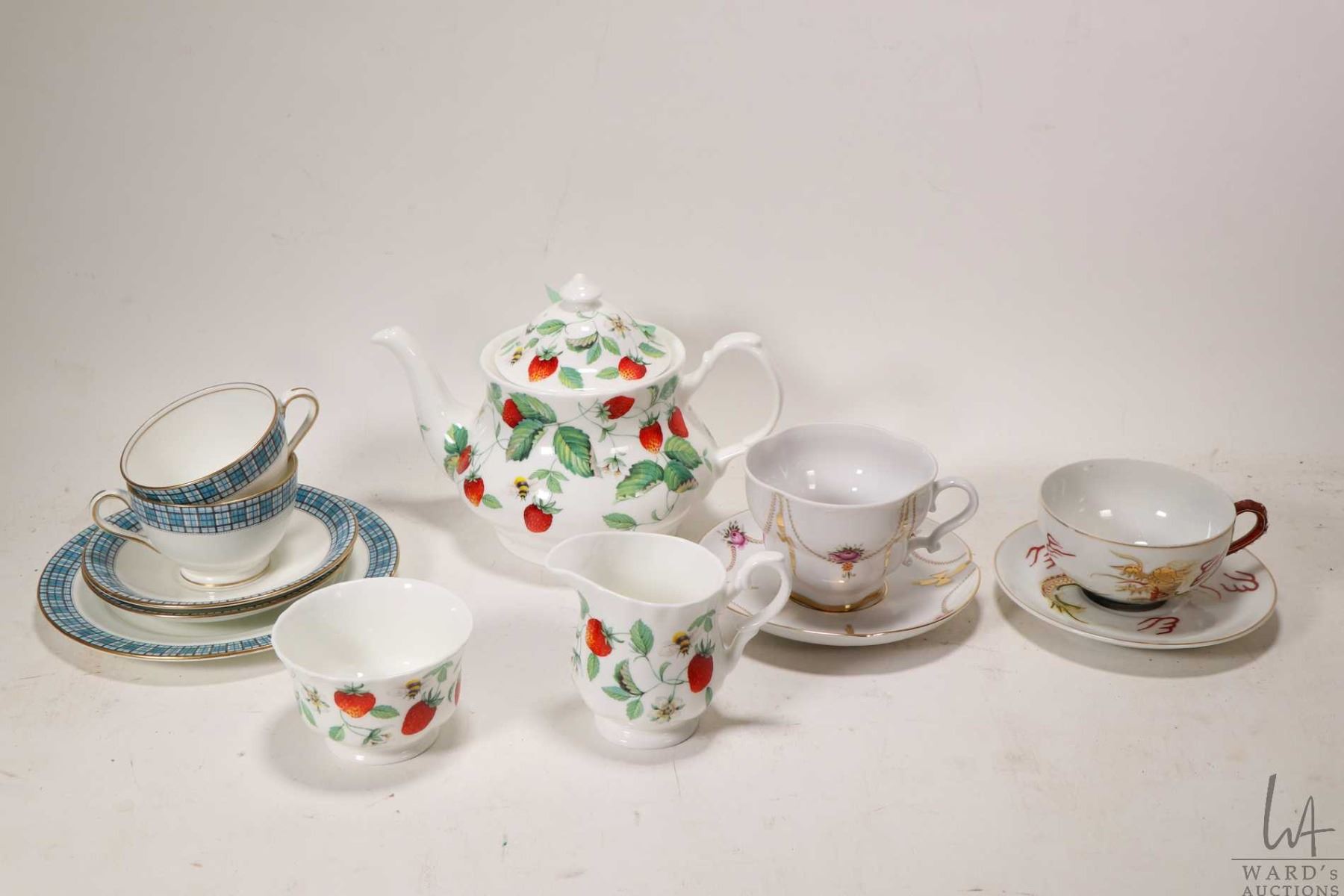 Tray lot of collectibles including Japanese hand painted tea cup and ... Tray lot of collectibles including Japanese hand painted tea cup and ...