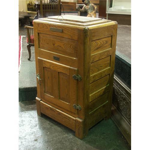 EARLY 20TH CENTURY GOLDEN OAK WHISKEY LOCKER