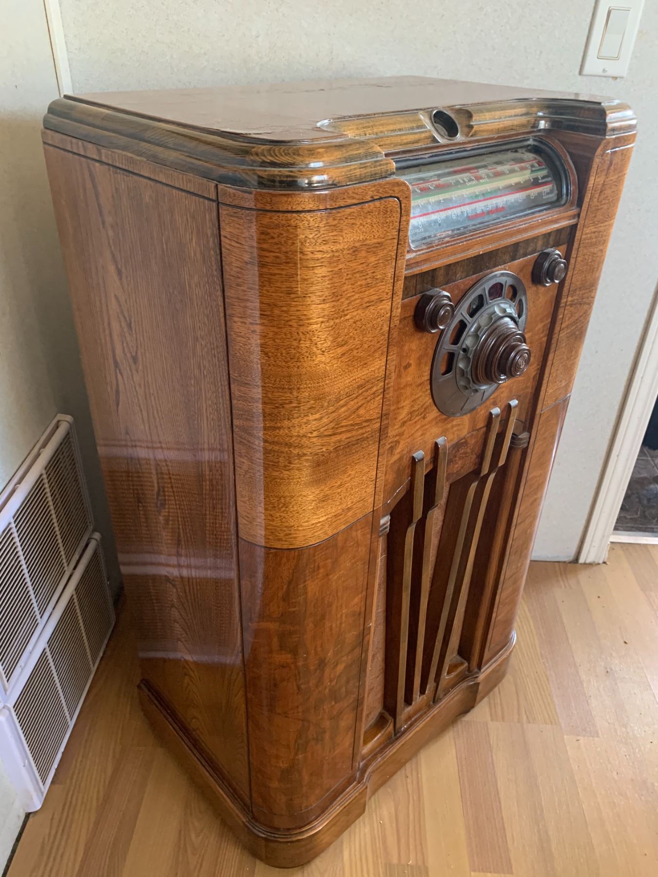 ANTIQUE FLOOR RADIO