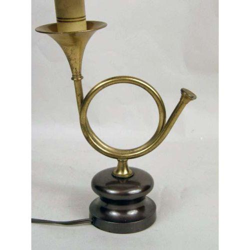 A VINTAGE BRASS HUNTING HORN LAMP