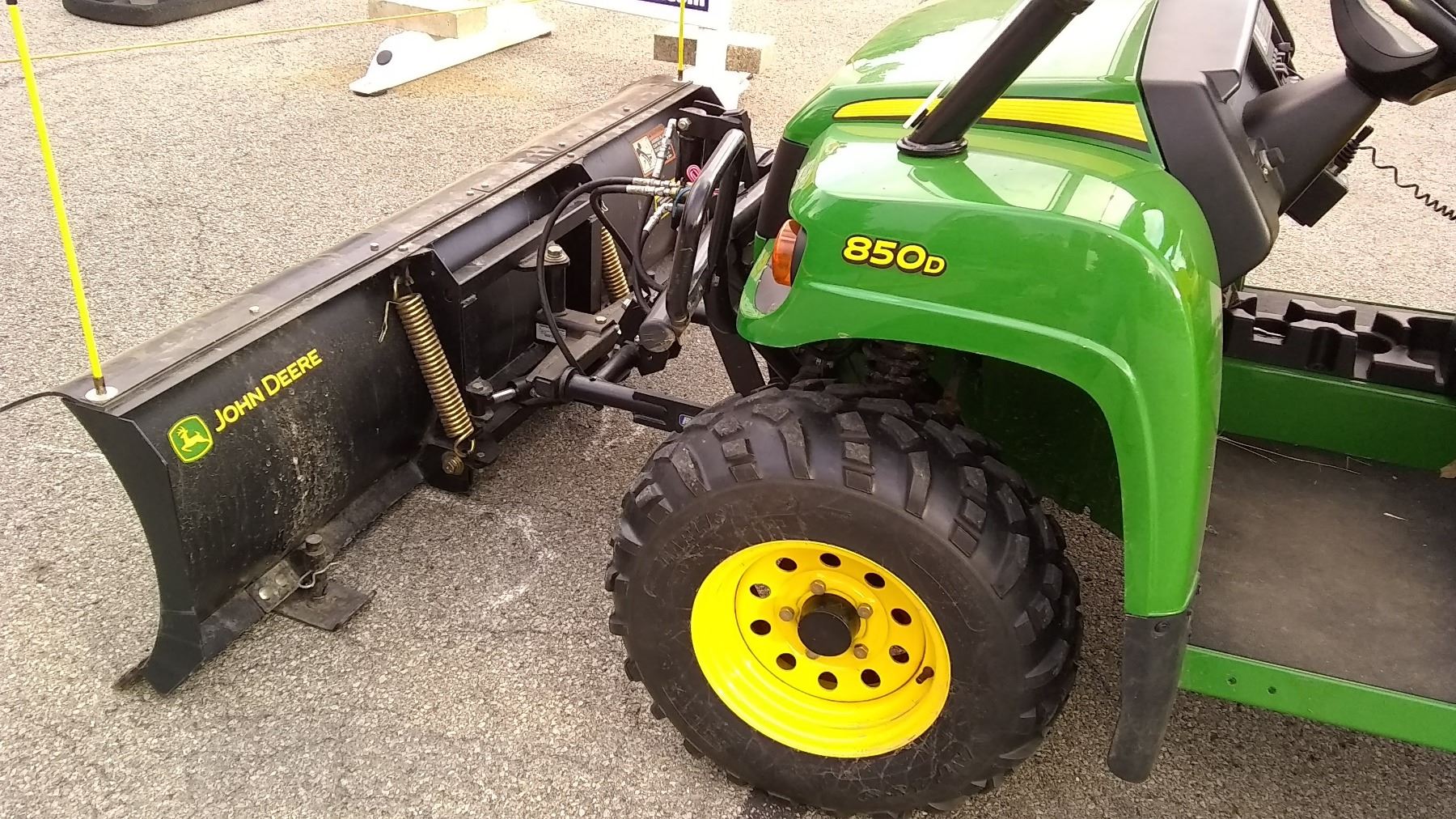 JOHN DEERE 840 D GATOR W/ FRONT BLADE / SHOWROOM CONDITION / AKA LOT 500