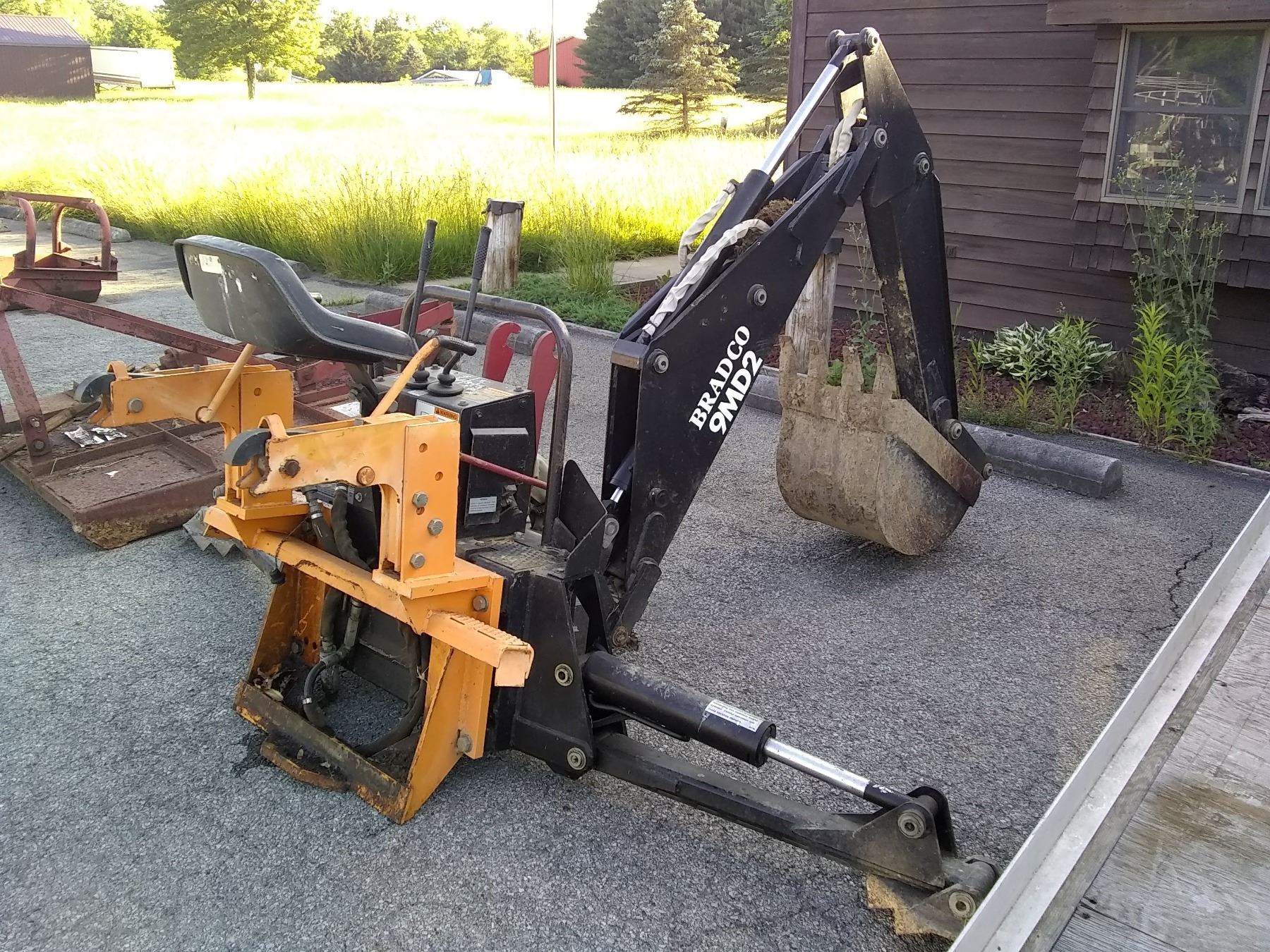 LIKE NEW BRADCO 9MD2 BACKHOE SKID LOADER ATTACHMENT / AKA LOT 521