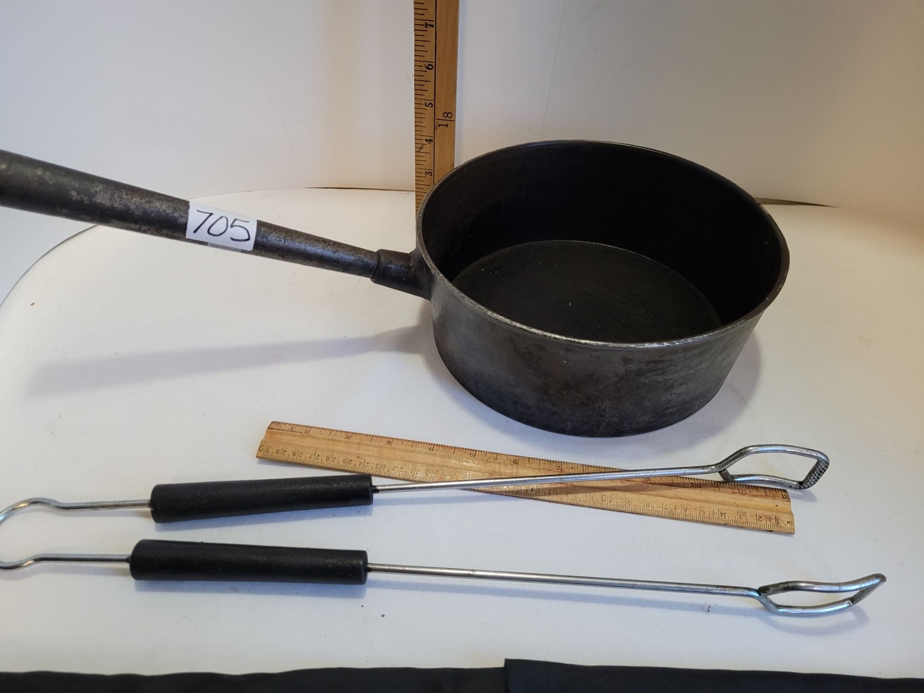 Cast iron long handle camping pot and tongs. - Schmalz Auctions