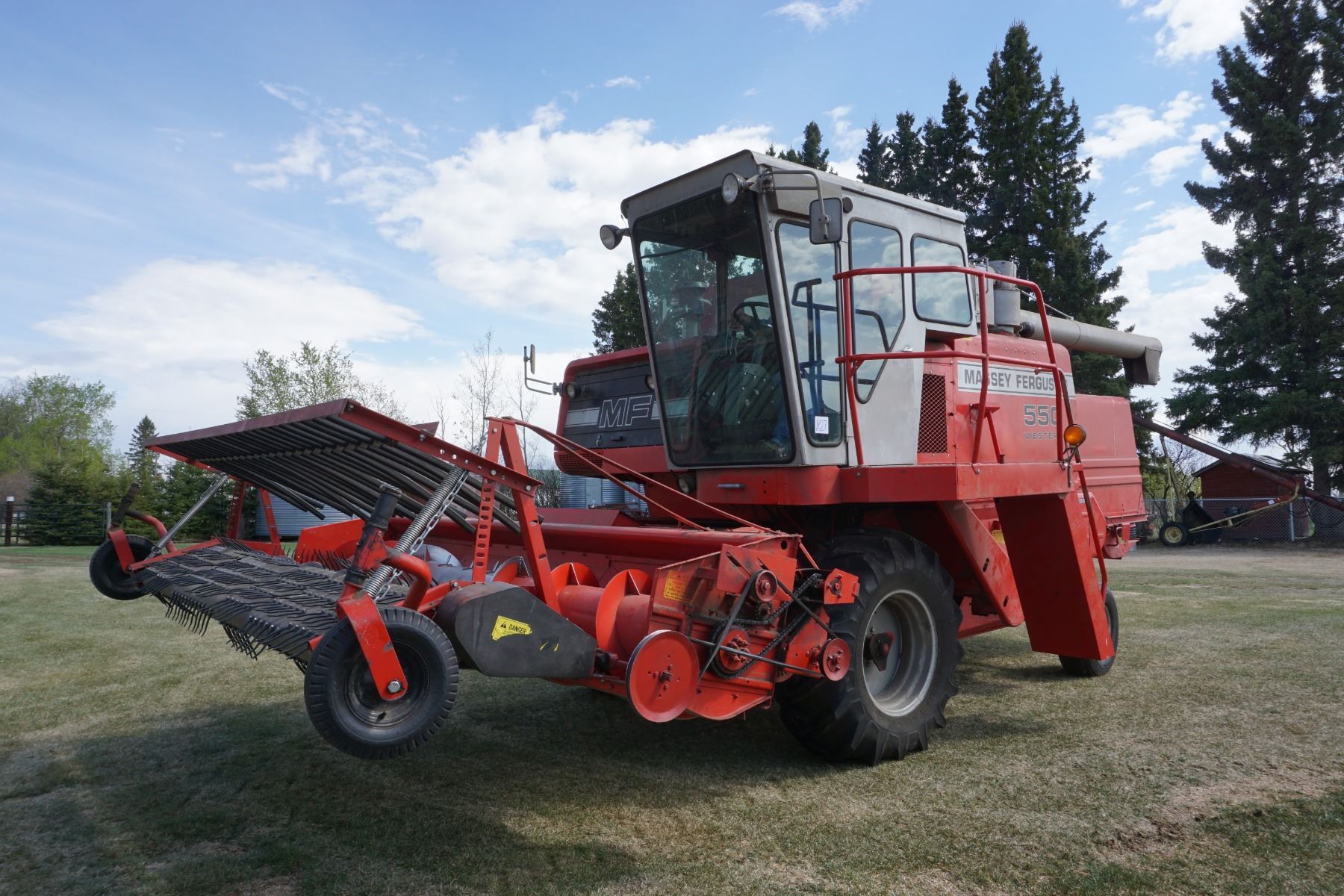 550 Western Massey Ferguson Combine Grey Cab, complete with straw ...