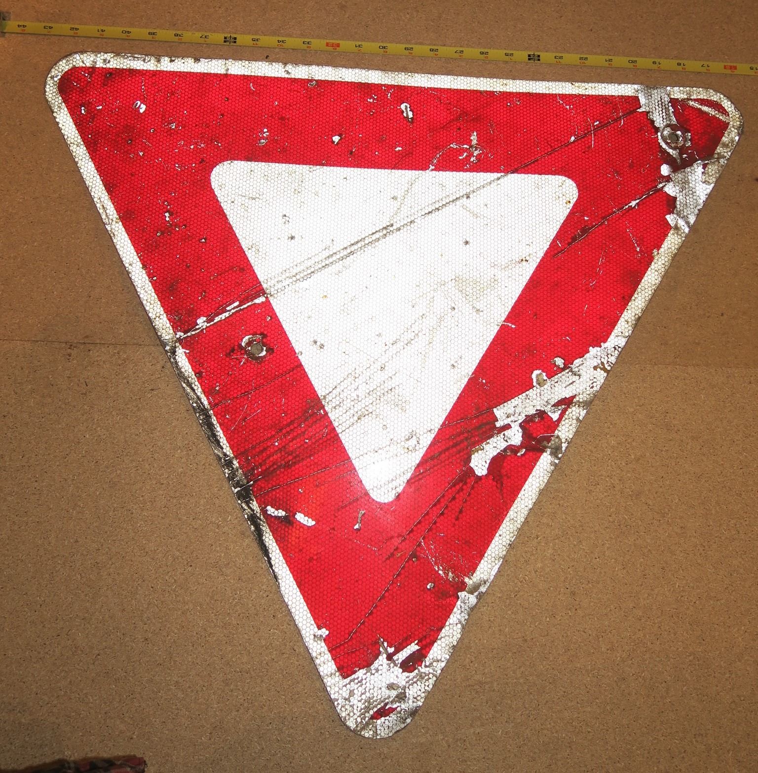 Vintage Yield Sign - Schmalz Auctions