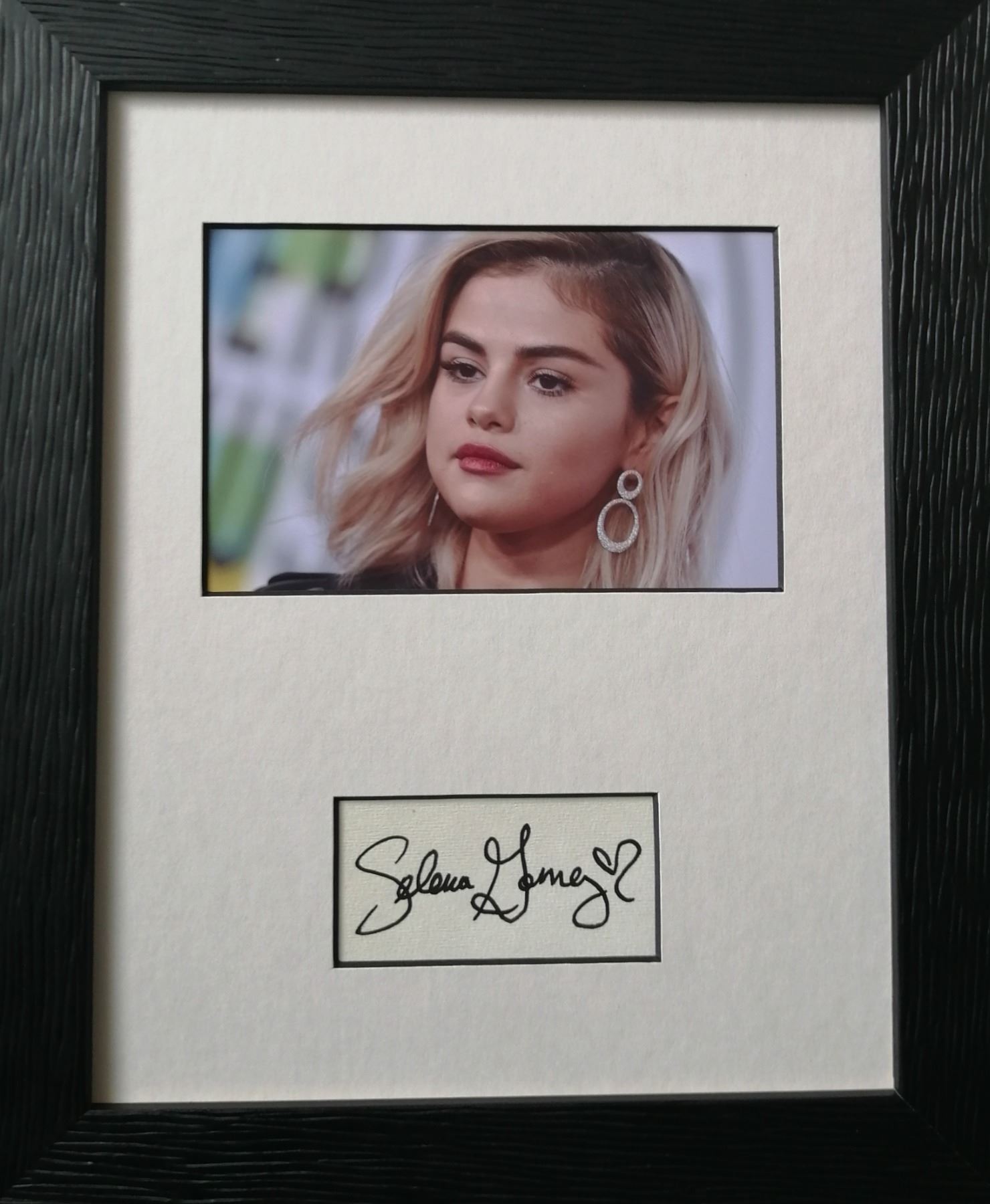 Selena Gomez autograph. (1992-)