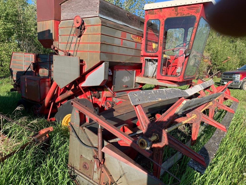 Versatile SP Combine w/Straightcut Header