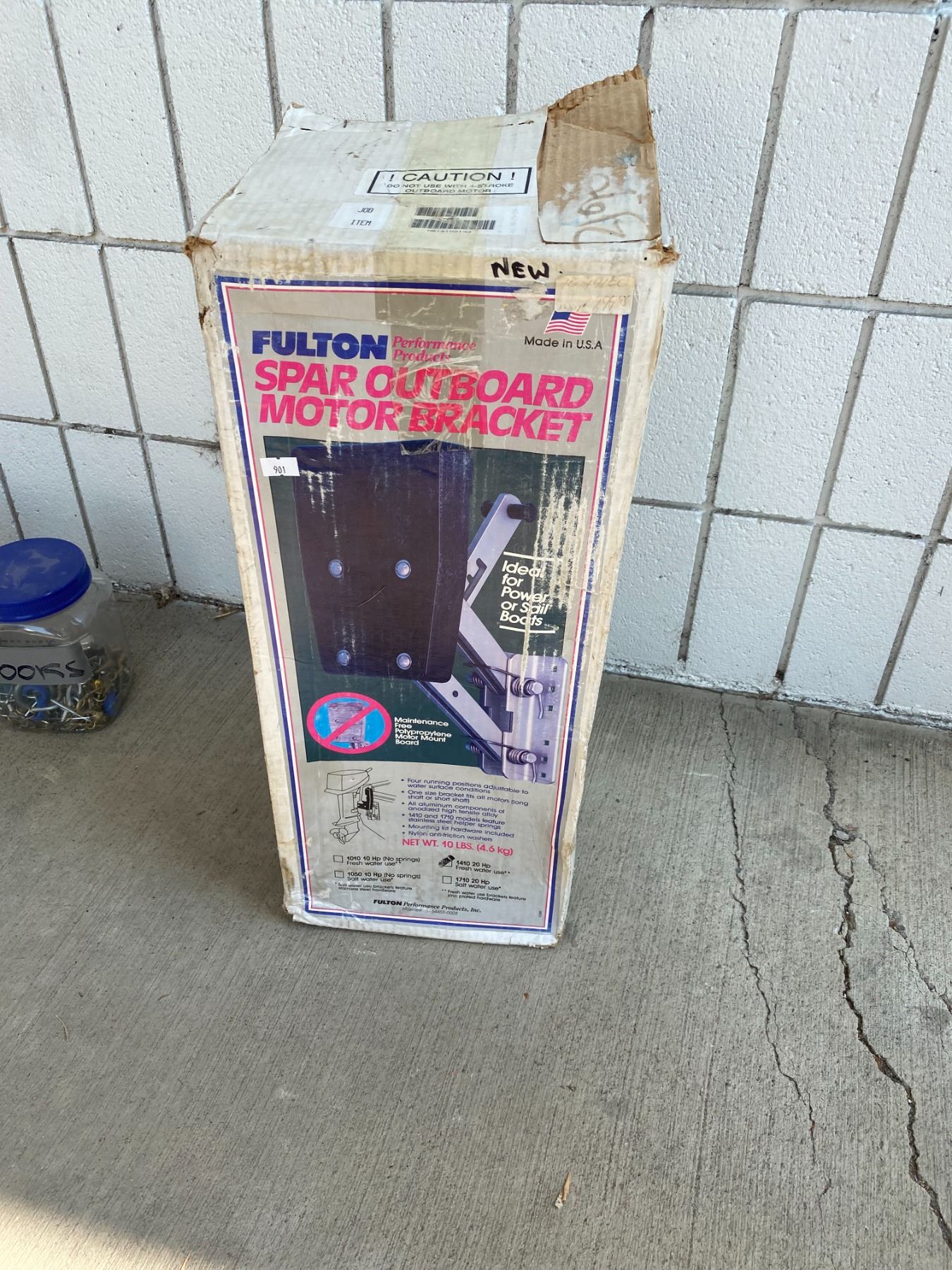 Outboard motor bracket