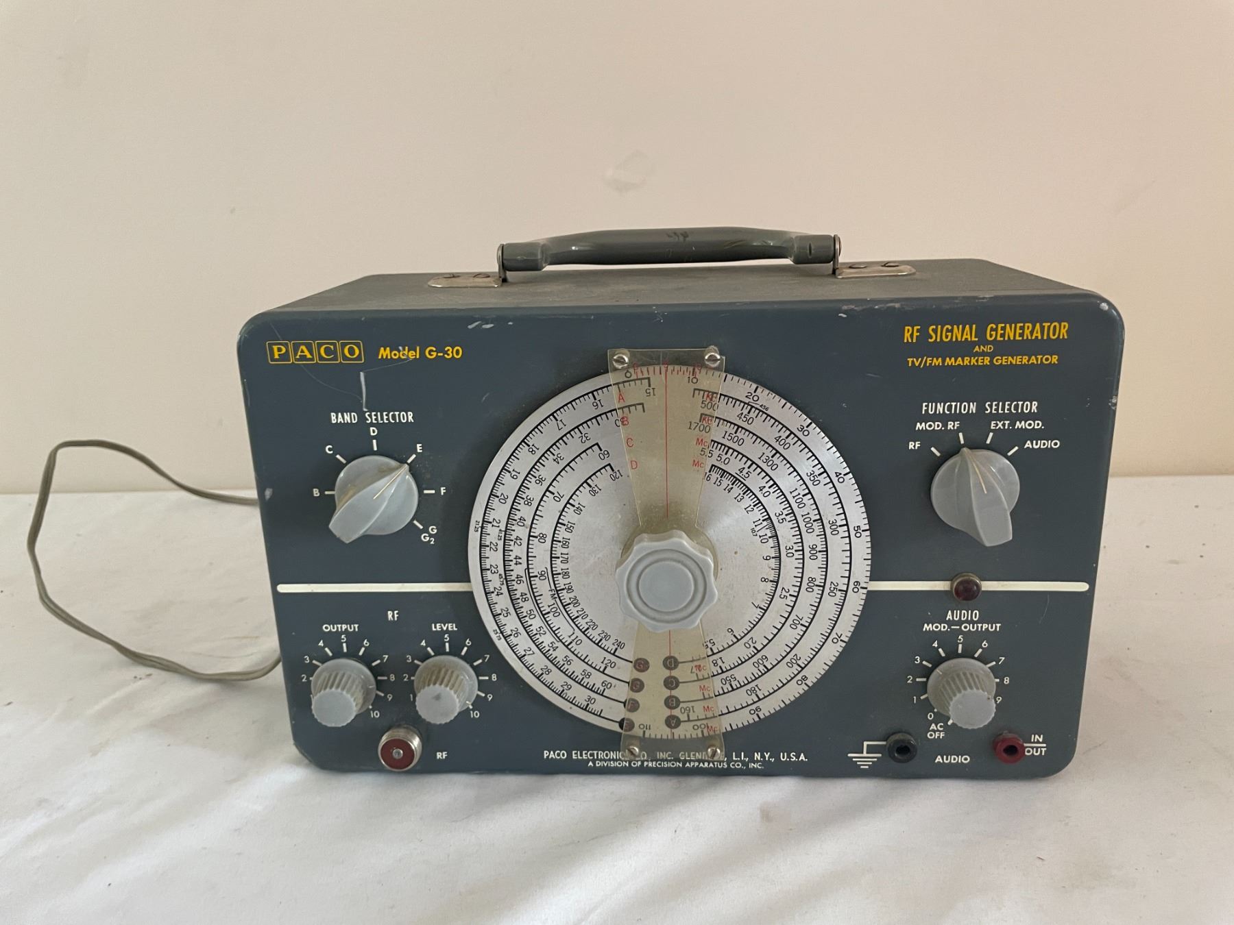 Vintage PACO Model G-30 Resignal Generator & TV/FM Marker Generator