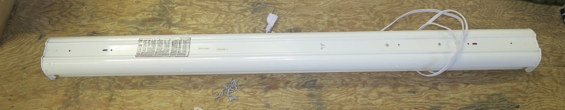 Plug In Fluorescent Light Fixture - Schmalz Auctions