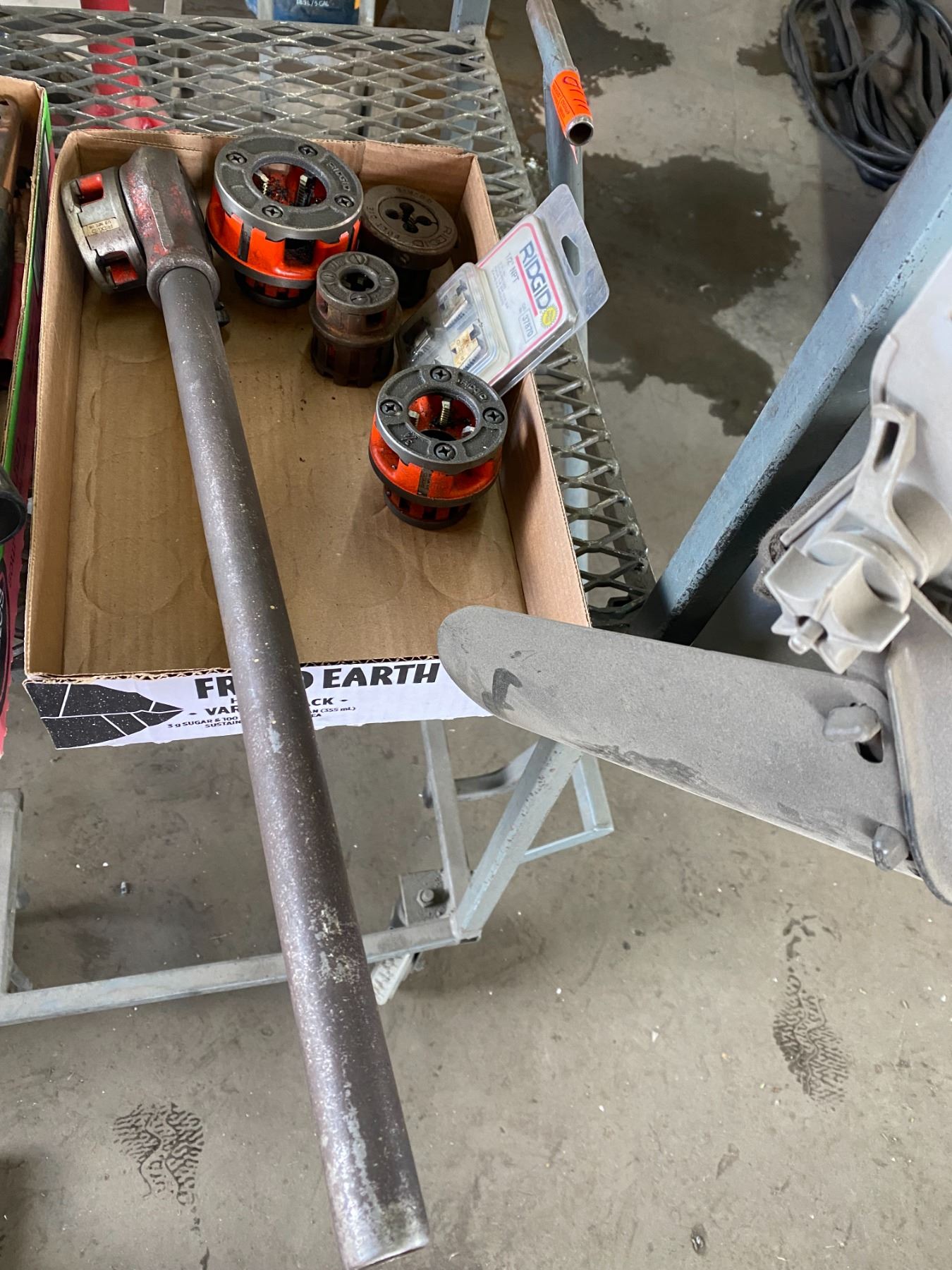 Rigid pipe threading tool