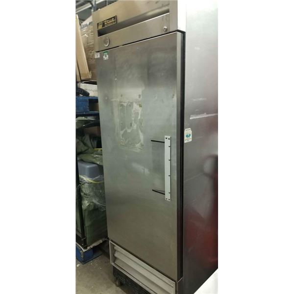 True single door upright cooler !Tested cold! USED!