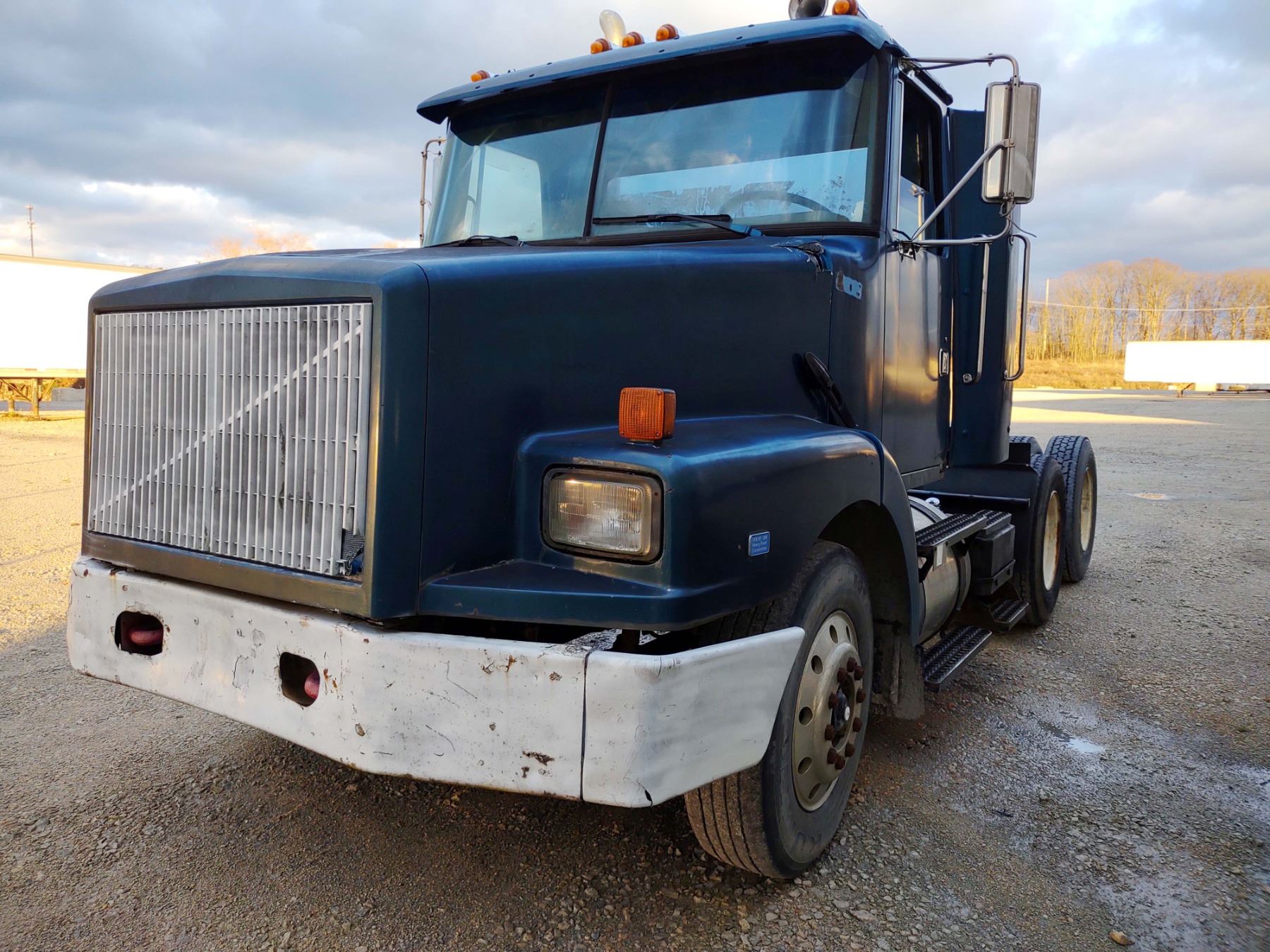 WHITE SEMI TRACTOR / DAY CAB