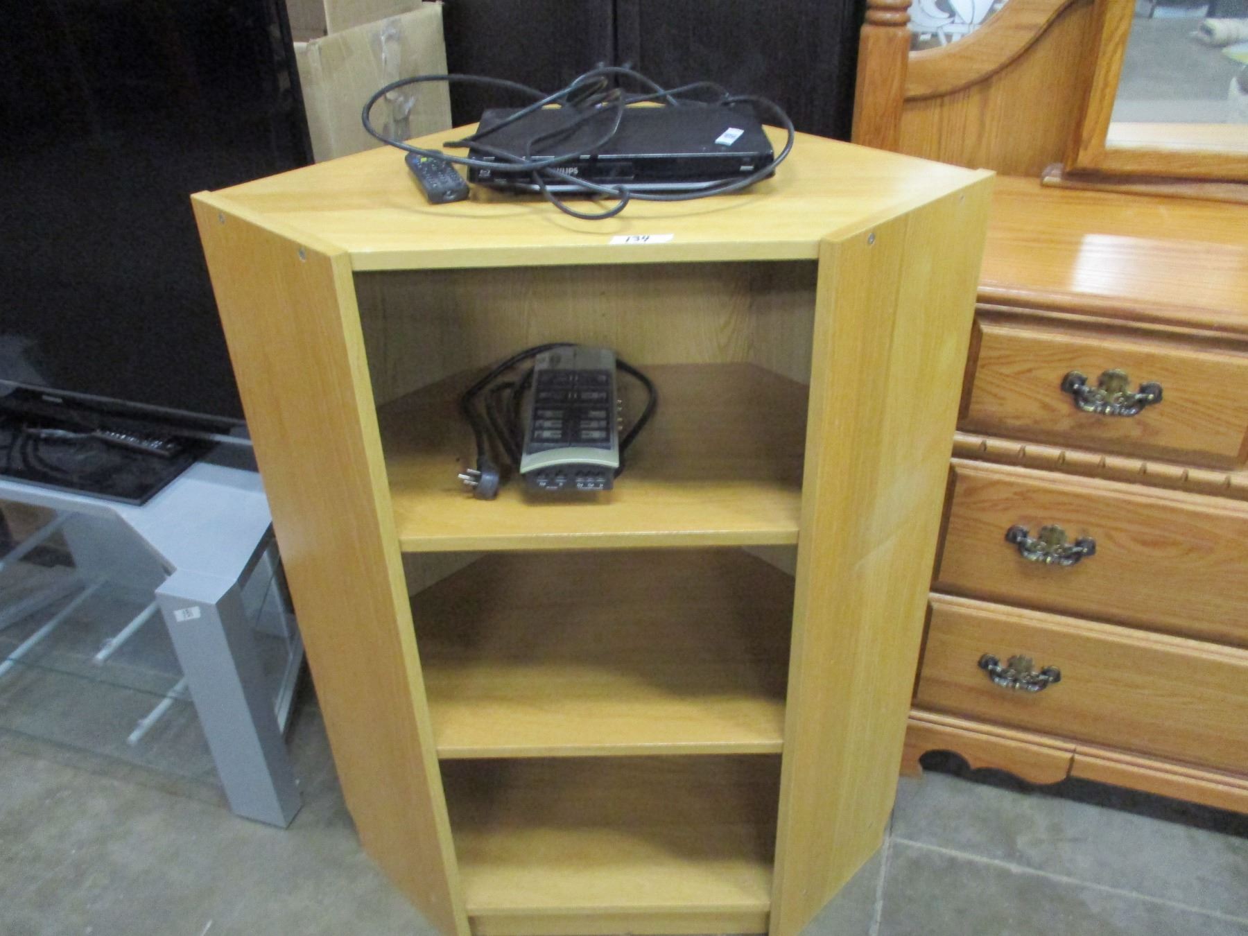 ESTATE: CORNER STEREO STAND