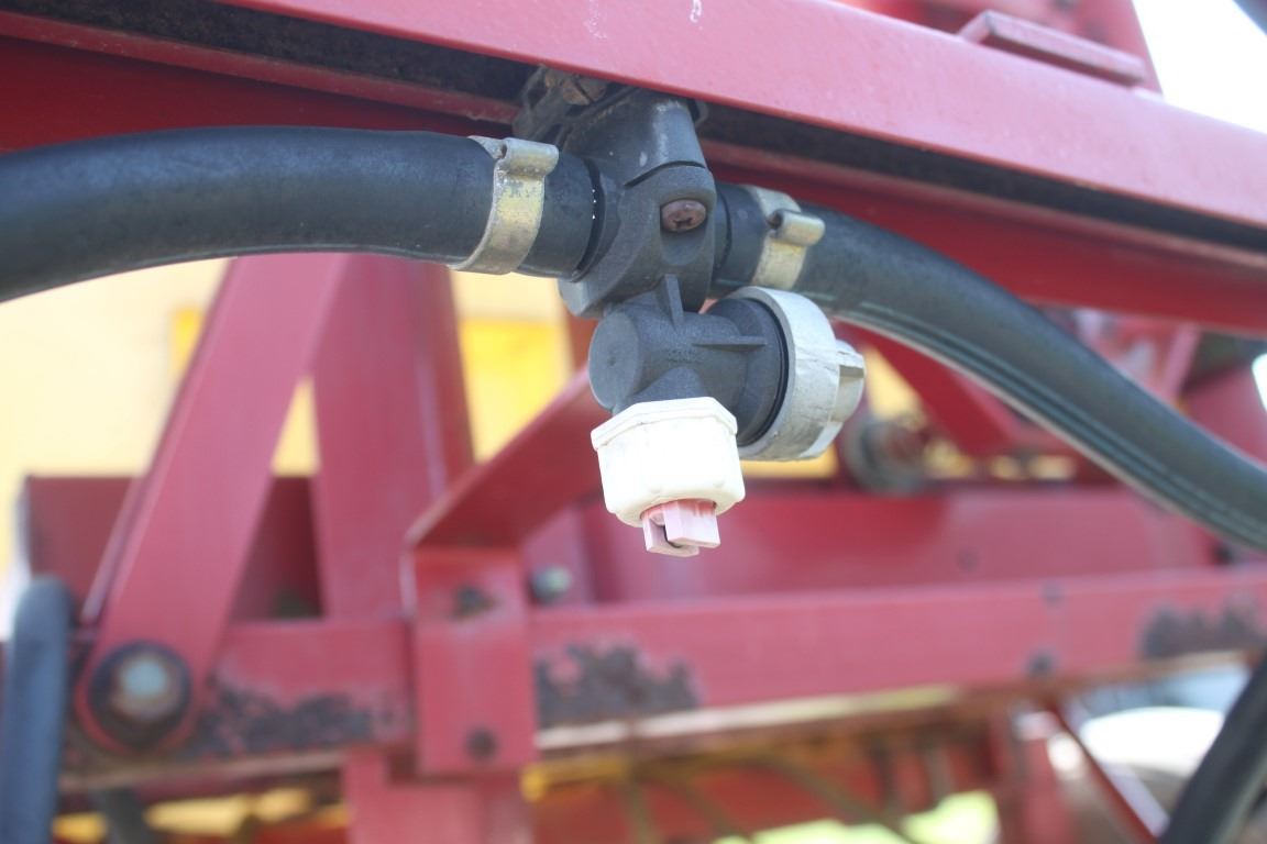 Hardi TR300 sprayer, 35' boom, manual controls