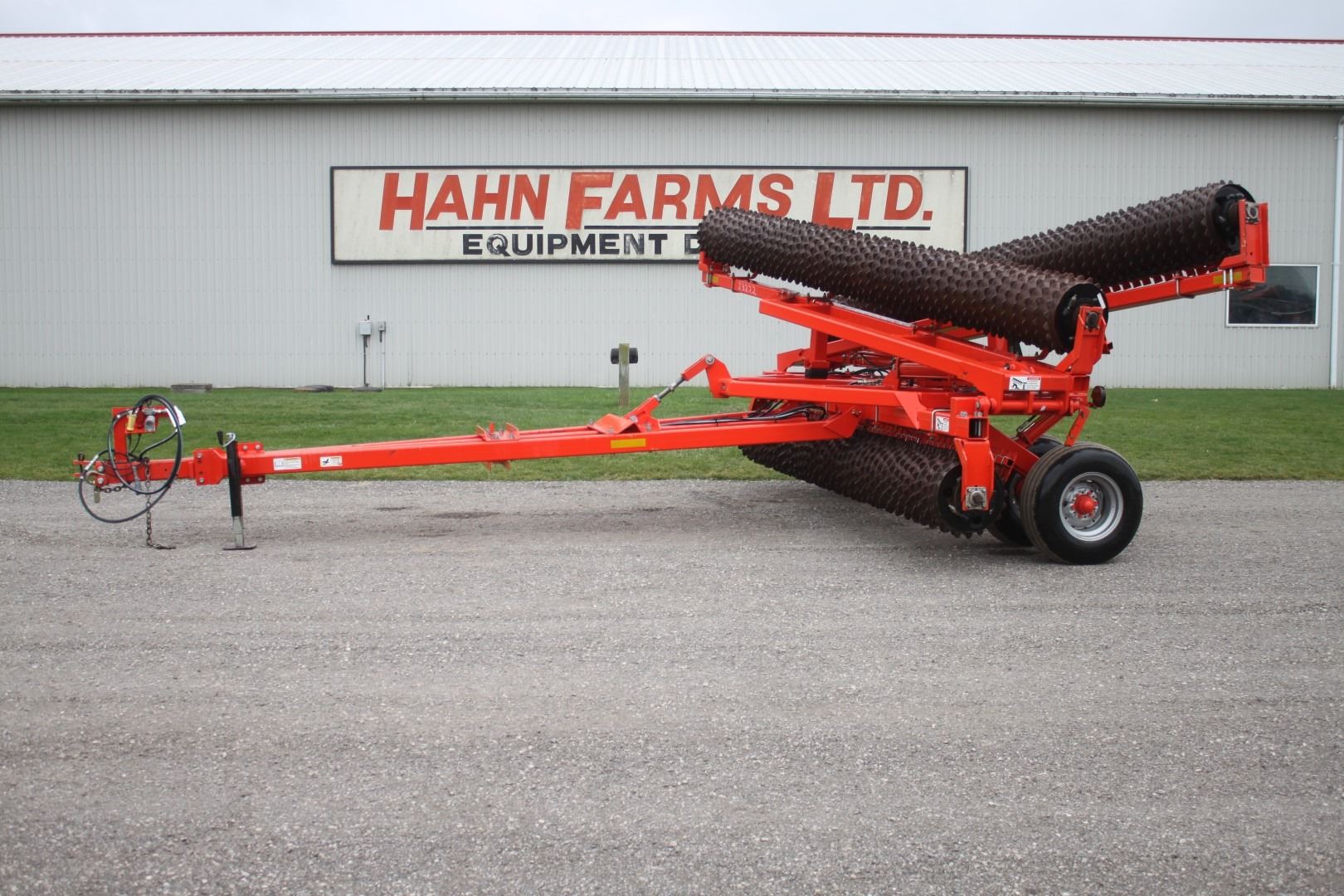 Kuhn 46' hydraulic folding packer, ductile wheels, scrapers, very nice