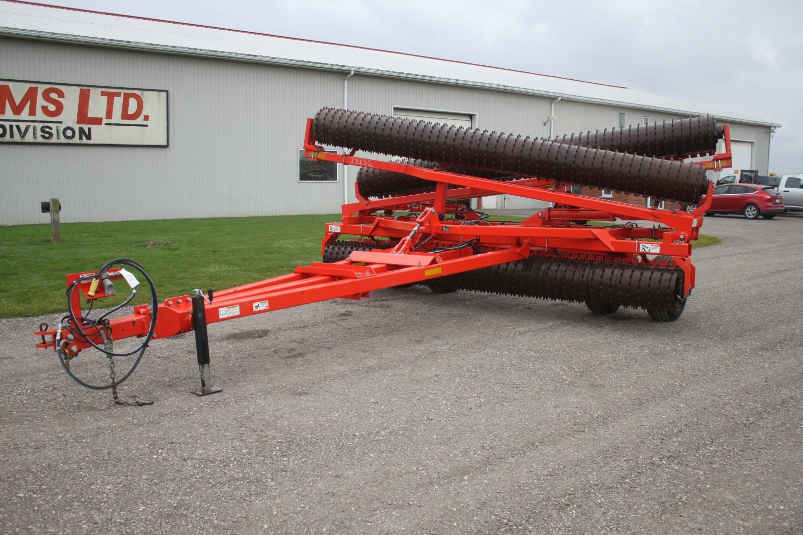 Kuhn 46' hydraulic folding packer, ductile wheels, scrapers, very nice