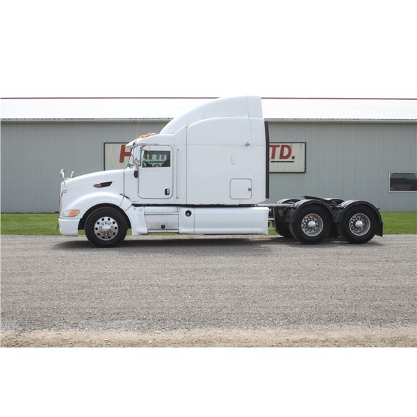 Peterbuilt 386 road tractor, tandem axle, white, Paccar 455hp engine ...