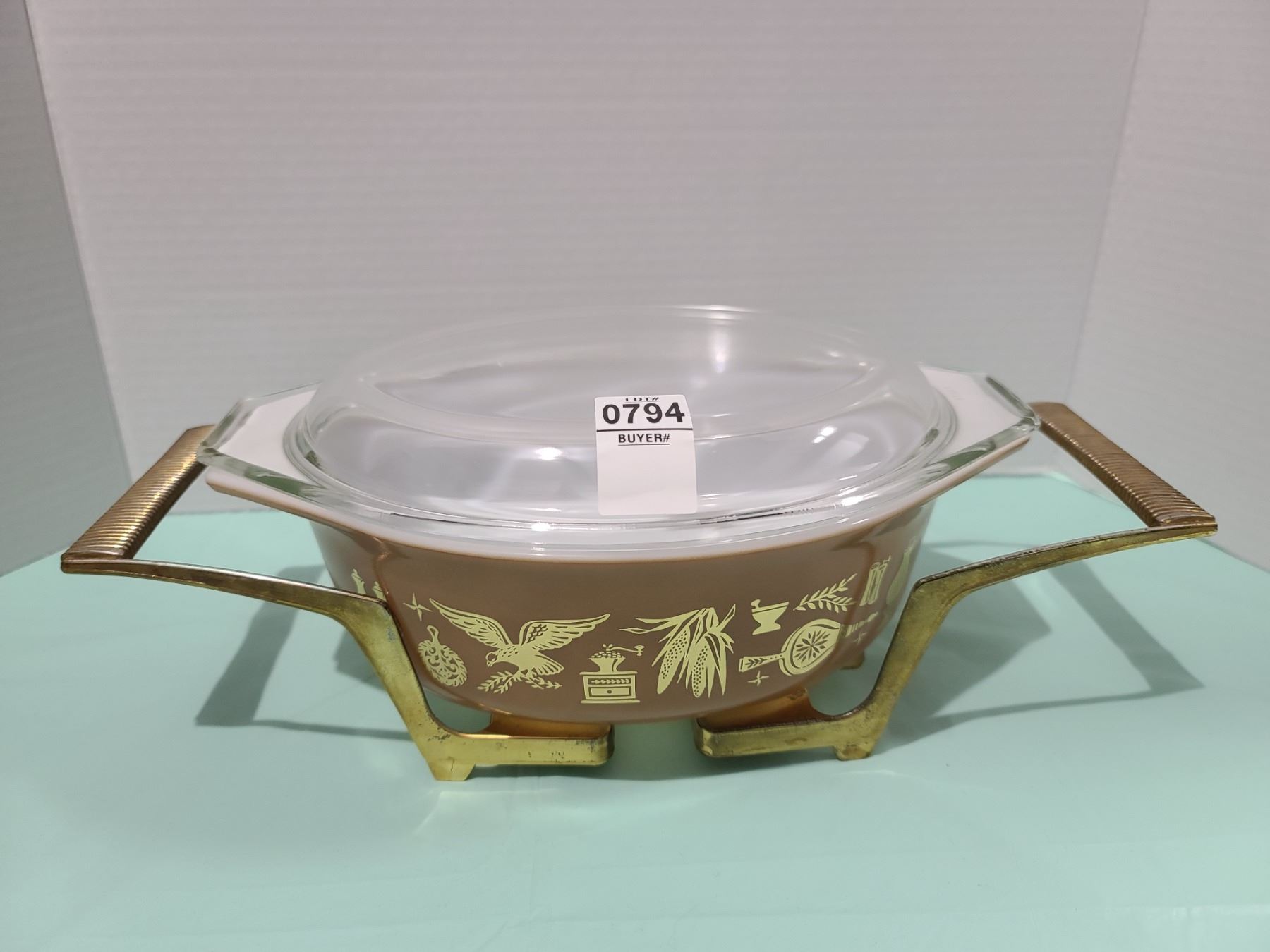 Pyrex Early Americana Eagle Casserole Dish With Glass Lid & Stand/Holder