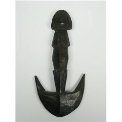 AN EARLY ETHNOGRAPHIC SEPIK FOOD HOOK, of woo