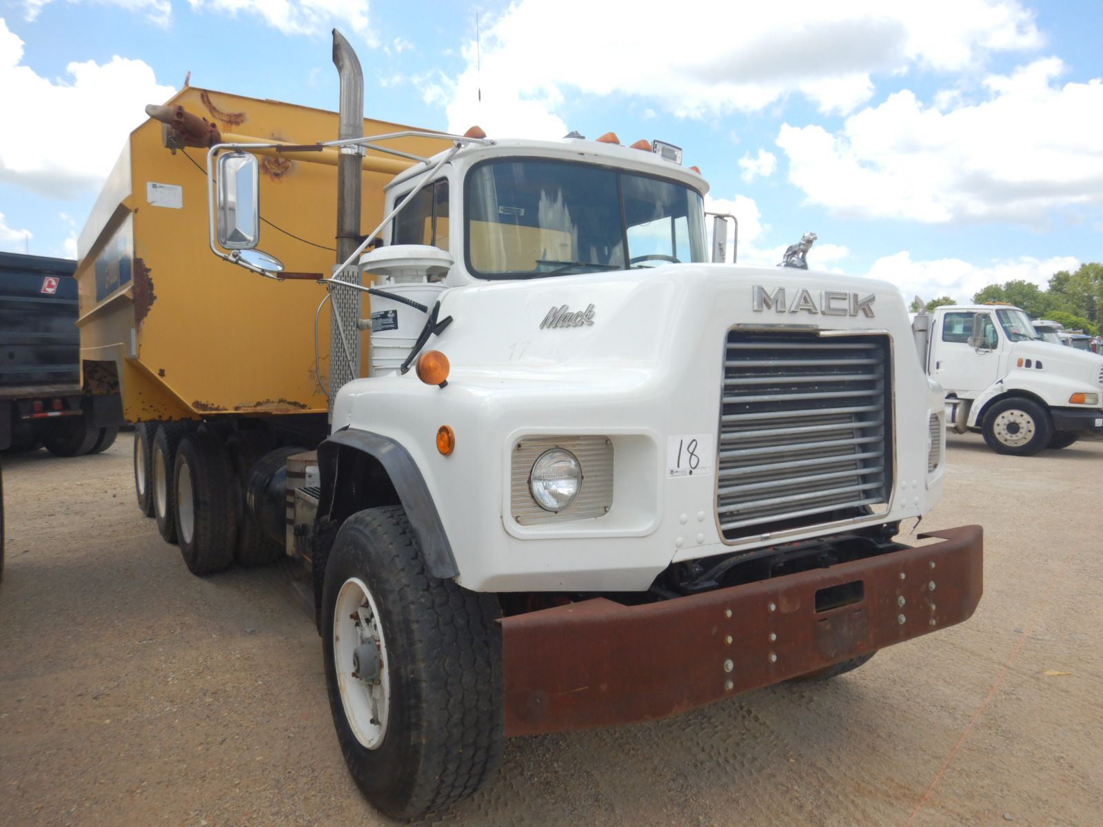 1991 MACK DM690S Water Truck