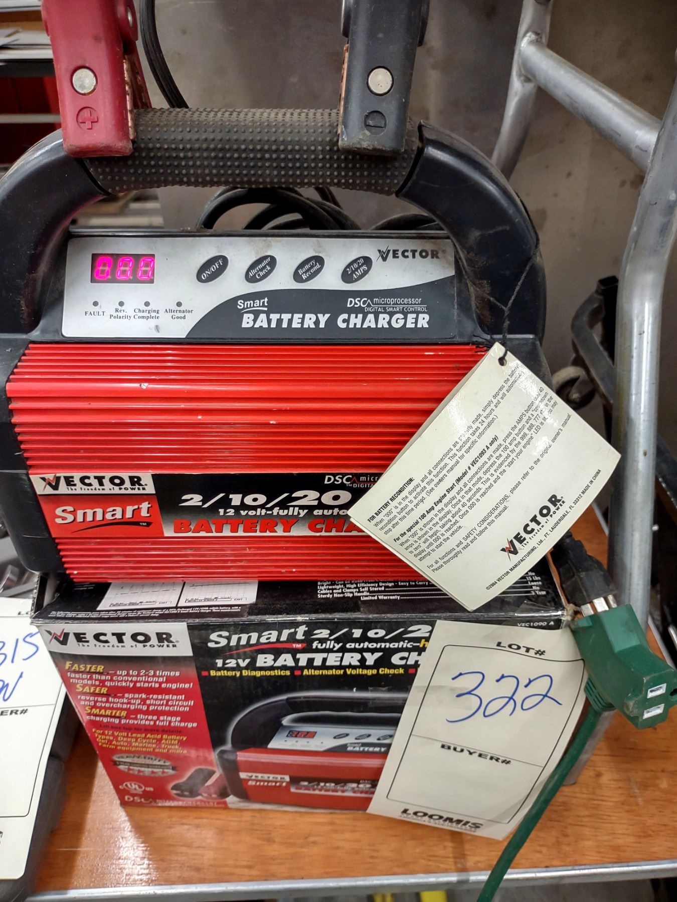 LIKE-NEW VECTOR 12 VOLT BATTERY CHARGER