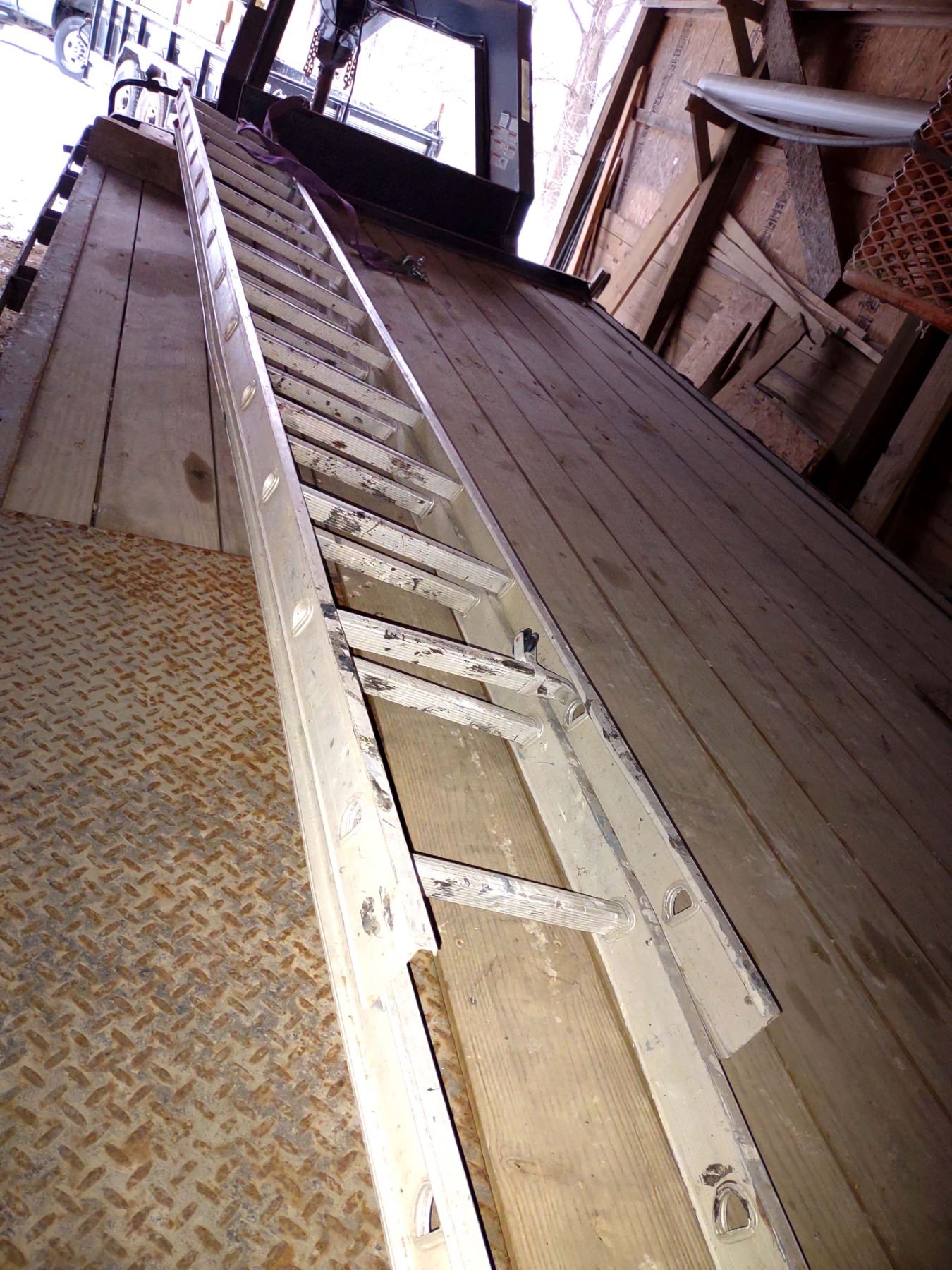 WERNER 25 FT ALUM SAF-T-MASTER LADDER (ONE RUNG DAMAGED)