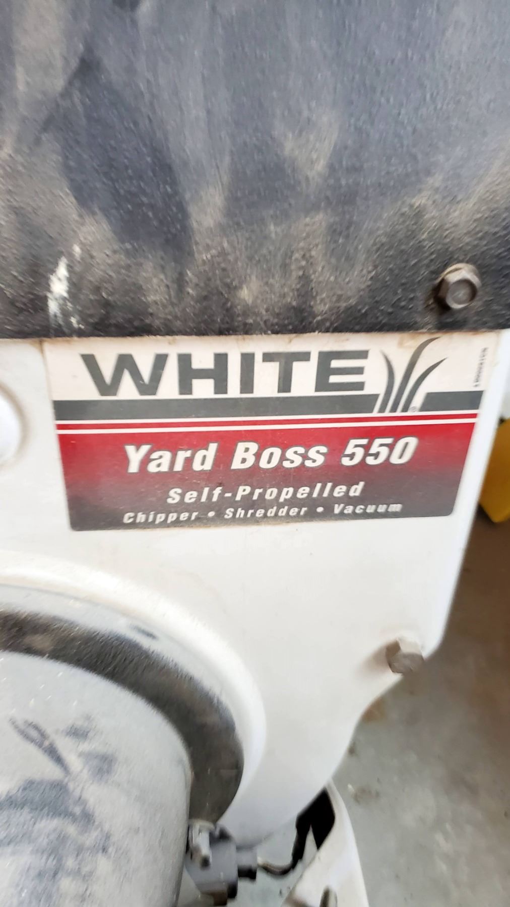 WHITE YARD BOSS 550 SELF PROPELLED CHIPPER • SHREDDER • VACUUM