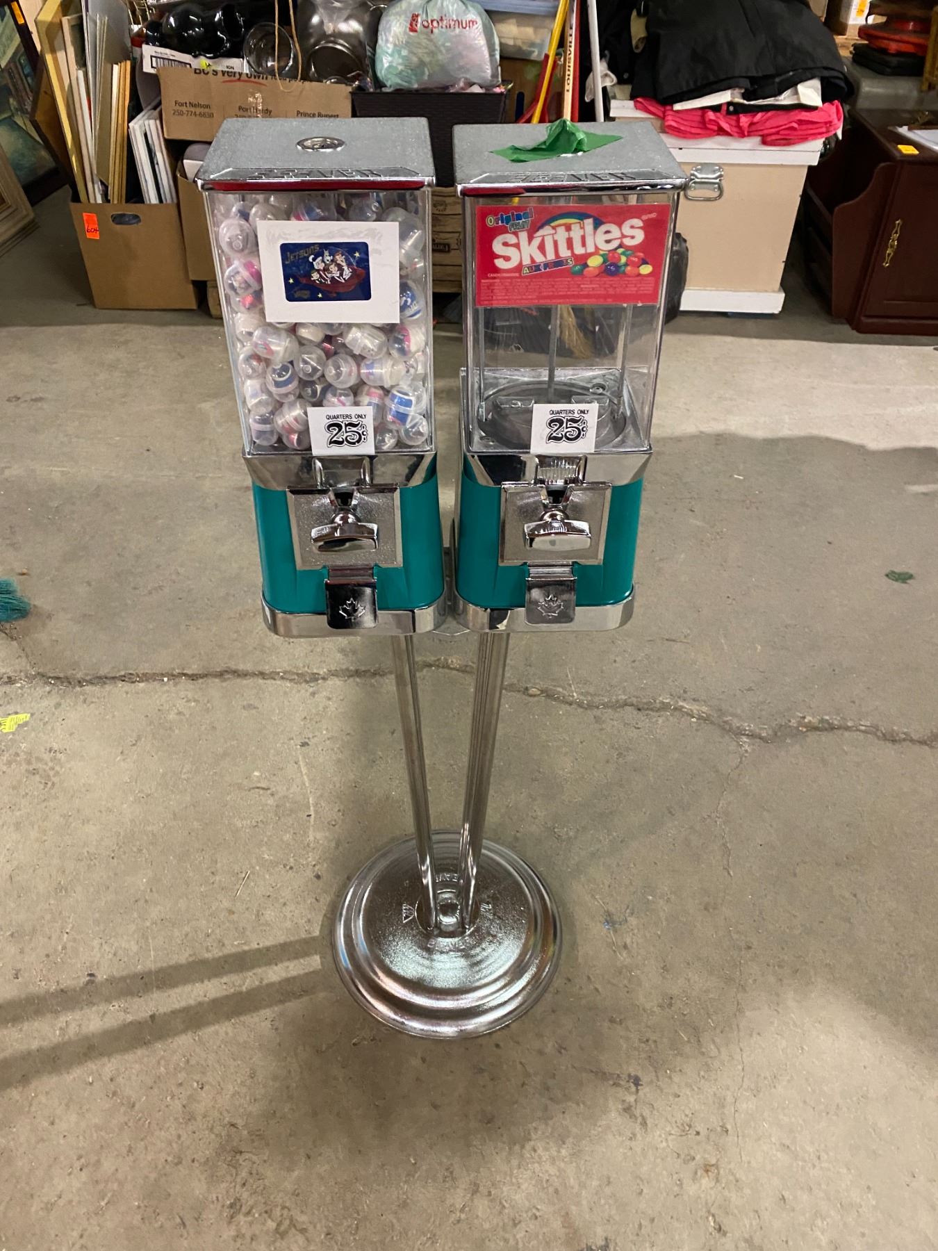 Beaver candy machine with key