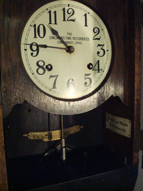 CINCINNATI TIME RECORDER CA 1925 Oak Cased Time Clock:
