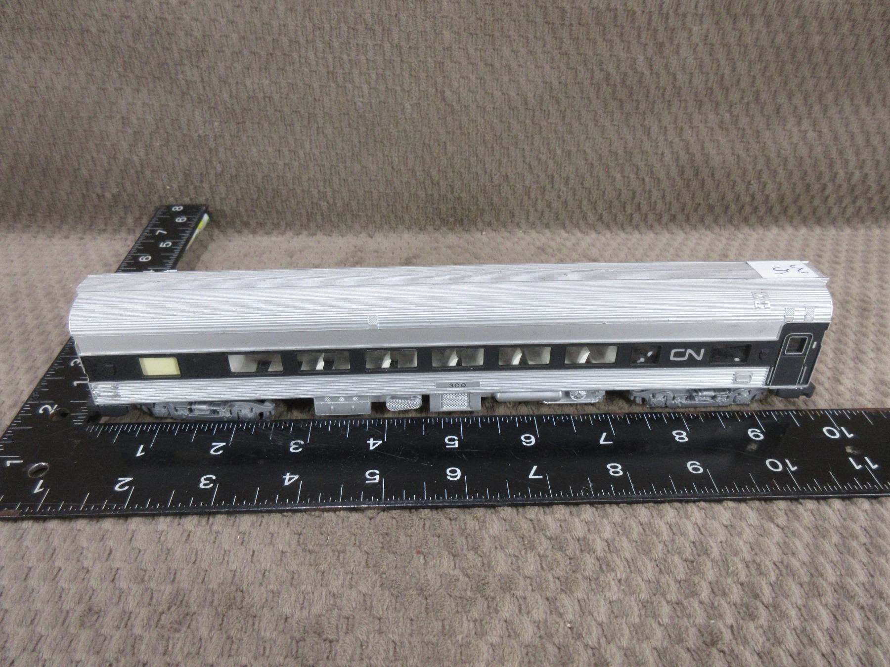 Passenger Car 300 - CN Rail - HO Scale